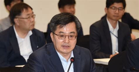 김 부총리 일자리 상황 엄중혁신성장 성과창출 노력