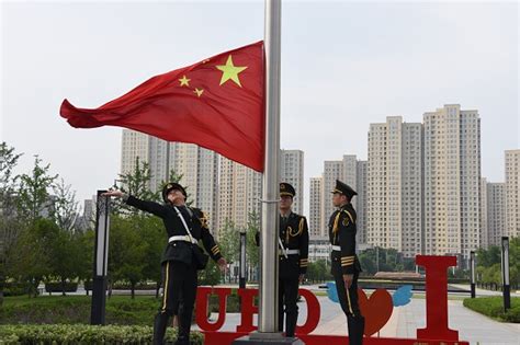 学习新思想 青年向未来 巢湖学院举办第三期“国旗见面礼”爱国主义教育活动