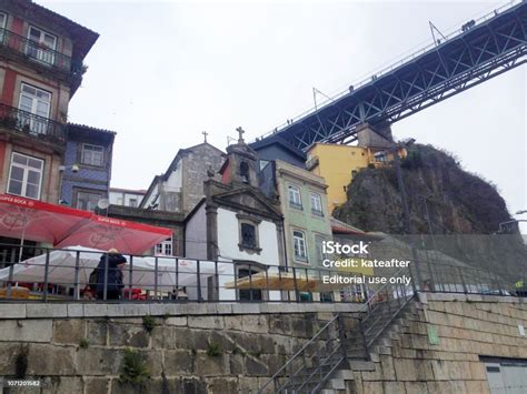 Douro 강 위의 역사 리 베라 지구에 오래 된 주택 포르토 포르투갈입니다 강에 대한 스톡 사진 및 기타 이미지 강 건물