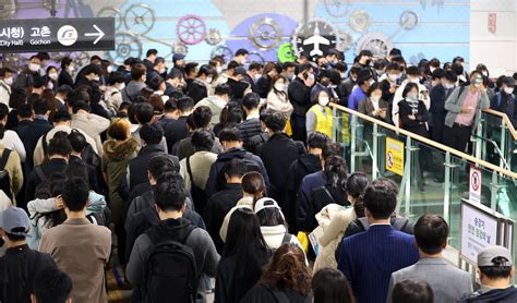 공포의 김포골드라인 승객 2명 호흡곤란으로 쓰러져