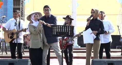 Keseruan Menhub Budi Karya Sumadi Topi Dibalik Nge Band Di Depan Maba