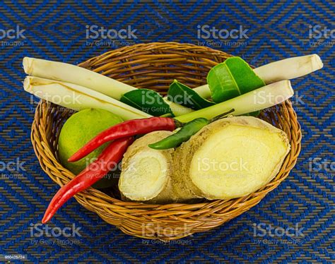 톰 얌 수프를 위한 고리 버들 세공 바구니 재료에 생강 Lemongrass 뜨거운 고추 고추 감귤류 과일에 대한 스톡 사진 및