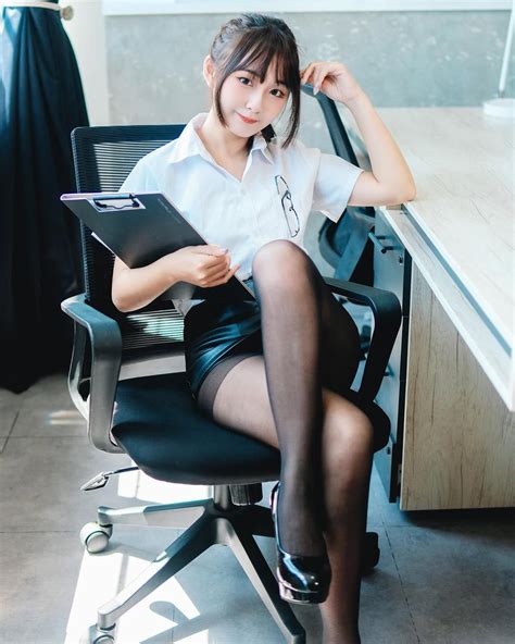 我的黑絲女神 喜歡這種壞壞的女學生 📷 Han28w 黑絲 正妹 女孩 女神黑絲女神 Instagram