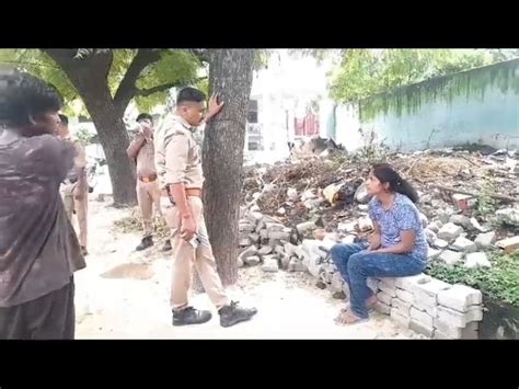 Drunk Girls Drama On The Middle Of The Road Video नशे में धुत युवती