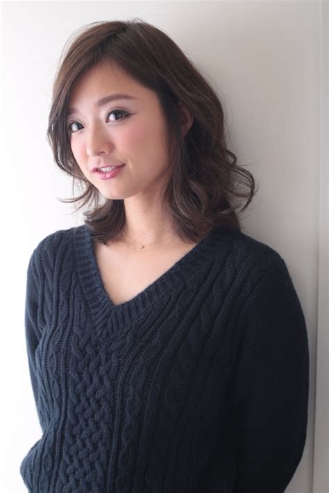 モテ・愛されテイスト耳掛けミディアムパールグレージュ｜ヘアスタイル ヘアカタログ・髪型・ヘアスタイル｜仙台の美容室lian（リアン）【id