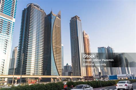 두바이 Uae 21062023 셰이크 자예드 도로를 따라 있는 현대적인 고층 빌딩의 사진 도시 0명에 대한 스톡 사진 및 기타