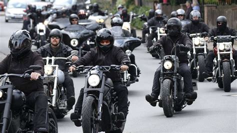 Spektakulärer Kurzauftritt der Hells Angels in Seligenstadt Biker