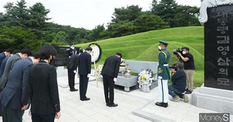 머니s포토 잠룡 이낙연 故 김영삼 묘소 찾아 참배