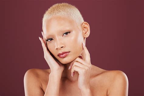 메이크업 웰빙 및 화장품 자연스럽고 적갈색 또는 빨간색 배경을 위한 스튜디오의 아름다움 초상화 및 여성 스킨 케어 고급 스러움 및 소녀 모델의 얼굴은 애지중지 피부 및