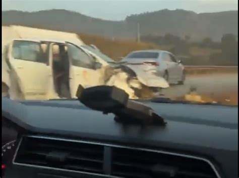 BR 381 Carro bate na traseira de caminhão e duas vítimas ficam em
