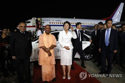 인도 우타르 프라데시 주 총리 영접 받는 김정숙 여사 연합뉴스