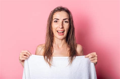 Mujer Joven Sonriente Con El Pelo Mojado Desnudo Cubierto Por Una