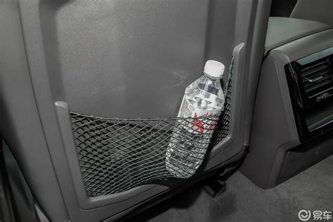 【途锐30t 锐享版曜黑运动套装后排空间图片 汽车图片大全】 易车