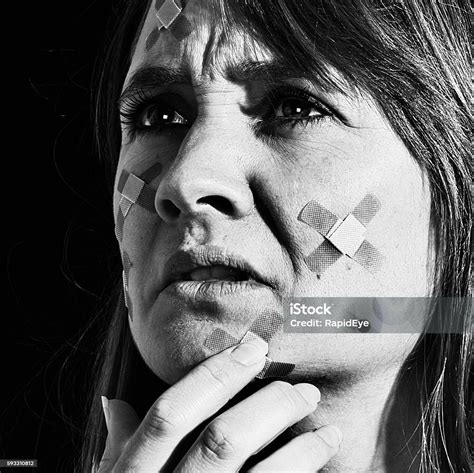 불행한 여자는 접착제 붕대로 덮여 그녀의 얼굴을 만지고 30 39세에 대한 스톡 사진 및 기타 이미지 30 39세 걱정하는 긁음 Istock