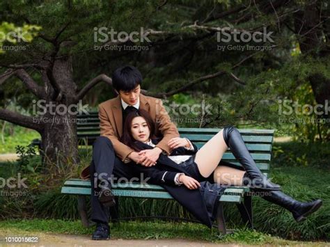 중국 젊은 이들이 몇의을 공원 연인 개념에에서 벤치에 앉아 2명에 대한 스톡 사진 및 기타 이미지 2명 가을 가족