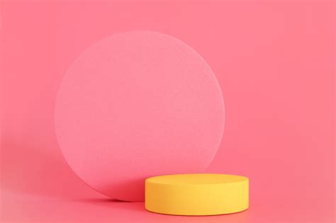 분홍색 배경에 노란색 연단 제품 화장품 프리젠 테이션연단 여유 공간 텍스트 또는 로고를 위한 공간을 복사합니다 미용 제품을 위한 받침대 또는 플랫폼 0명에 대한 스톡 사진