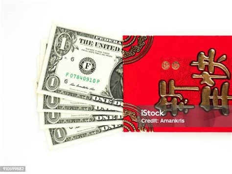 빨간 봉투는 중국 새 해 선물에 대 한 달러 돈와 흰색 배경에 고립 행복 한 중국 새 해를 의미 하는 봉투에 중국 텍스트 1