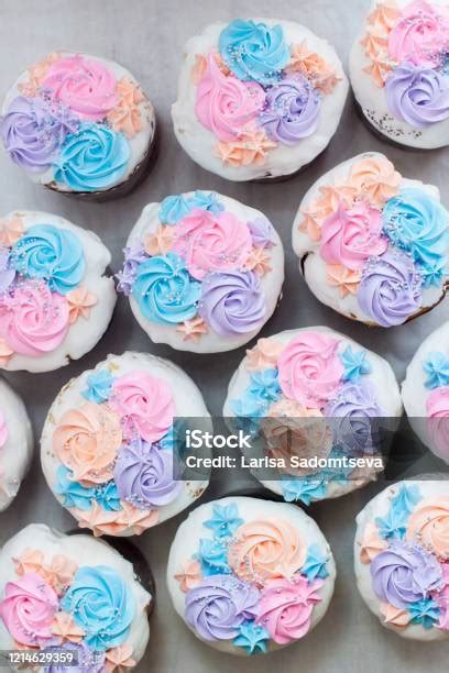 부드러운 파스텔 핑크 블루 퍼플 장식으로 쿨리히라는 이름의 다양한 러시아 부활절 케이크의 탑 뷰 개념에 대한 스톡 사진 및 기타 이미지 Istock