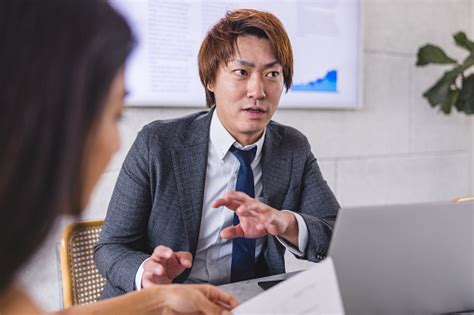 사무실에서 두 명의 여성 재무 고문과 이야기하는 일본 남성 관리자 25 29세에 대한 스톡 사진 및 기타 이미지 25 29세
