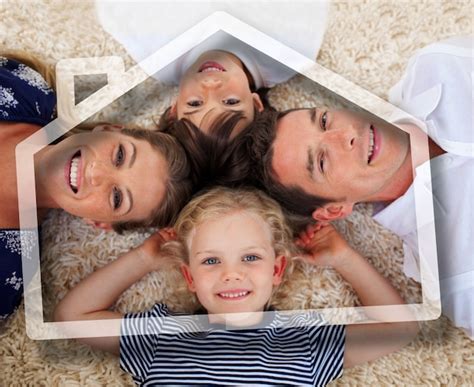 Sonriente Joven Familia Acostada Con Cabezas Juntas Foto Premium