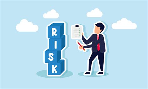 한 사업가가 연필과 체크리스트가 적힌 클립보드를 들고 Risk라고 표시된 상자 더미를 기록하고 위험을 최소화하기 위한 비즈니스 계산 문서를 보여줍니다 감시에 대한 스톡 벡터