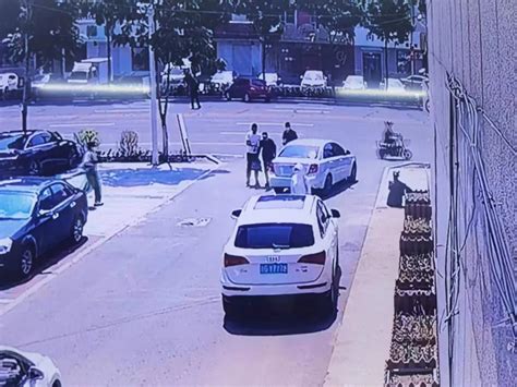 暖心时刻：到底扶不扶？民警下班期间帮扶倒地老人回家获赞！澎湃号·政务澎湃新闻 The Paper