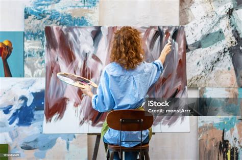 스튜디오에서 브러쉬와 캔버스에 그리기 여성 아티스트 교육 강좌에 대한 스톡 사진 및 기타 이미지 교육 강좌 아크릴 페인팅 현대 미술 Istock