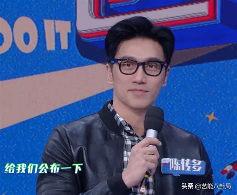 52岁的他，看着比45岁的何炅，还像25岁？ 新加坡新闻