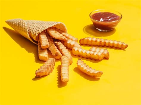 Porção De Batatas Fritas Com Ketchup Foto Grátis