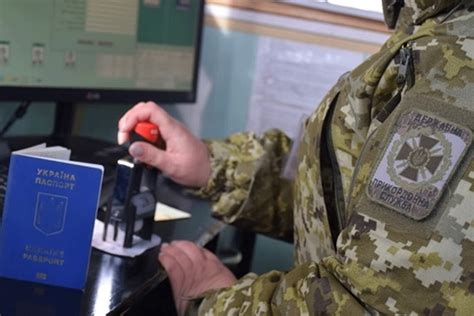 Выезд журналистов и художников за границу Что изменится Цензор НЕТ