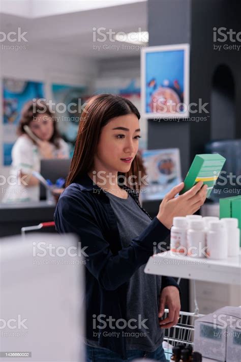 제약 전단지를 보고 있는 알약 패키지를 들고 있는 여성 고객 사람들에 대한 스톡 사진 및 기타 이미지 사람들 아시아인