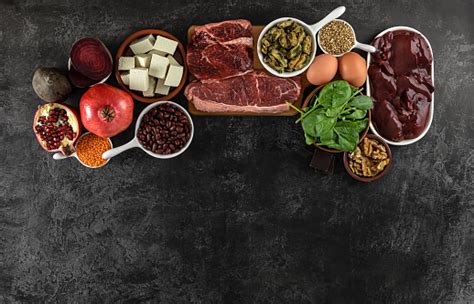 계란 견과류 시금치 콩 두부 간 쇠고기 비트 뿌리 홍합 및 다크 초콜릿을 포함한 철분이 많은 식품 고기에 대한 스톡 사진 및 기타 이미지 Istock