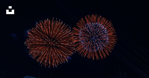 하늘에 떠 있는 불꽃놀이 두 발 사진 Unsplash의 무료 사이타마 치치부 이미지