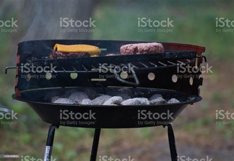 석탄 화격자 및 고기로 그릴 그릴에 준비 할 때 치즈가 들어간 햄버거 바베큐그릴에 대한 스톡 사진 및 기타 이미지 바베큐그릴 바비큐 치즈 Istock