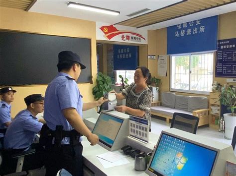 班车售票员捡到一只提包，襄阳保康民警接力归还失主 荆楚网 湖北日报网