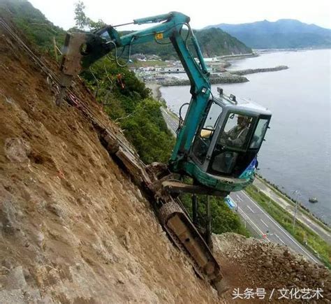 挖掘機司機在懸崖上施工 每日頭條