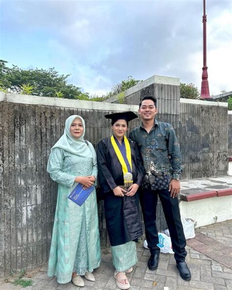 Ferry Salim hingga Enzy Storia, Ini 8 Artis Raih Gelar Sarjana di Tahun ...