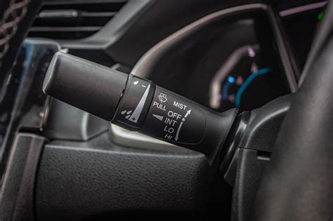 자동차 앞 유리 비 와이퍼 제어 스위치가 닫힙스입니다 와이퍼 컨트롤 현대 자동차 인테리어 디테일 자동차의 화면 와이퍼 속도 조정 0명에 대한 스톡 사진 및 기타 이미지