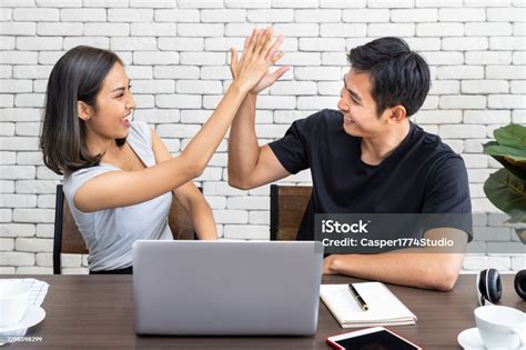 아시아 남자 남편 동기 조언 아내 여자 프리랜서 일 에 집에서 제공 서로 Hi 5 하이 파이브에 대한 스톡 사진 및 기타 이미지