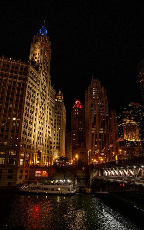 야간에 흰색 콘크리트 건물 사진 Unsplash의 무료 시카고 이미지