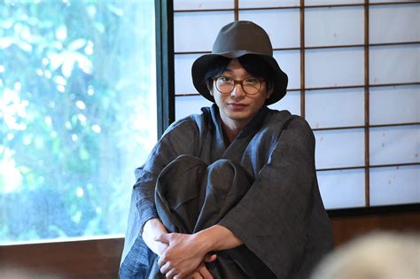 向井理が緊迫のシーンで見せる“体育座り”―『ranmaru 神の舌を持つ男』新場面写真解禁 Movieandtv Cinema Life
