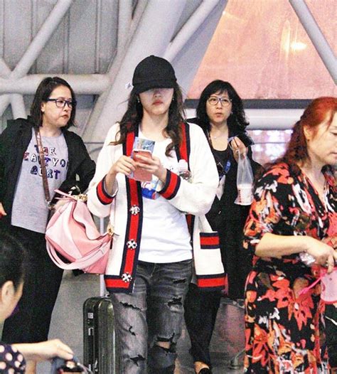 關曉彤真的胖了，雙下巴都出來了，再胖下去真的要變成「好大隻」 每日頭條