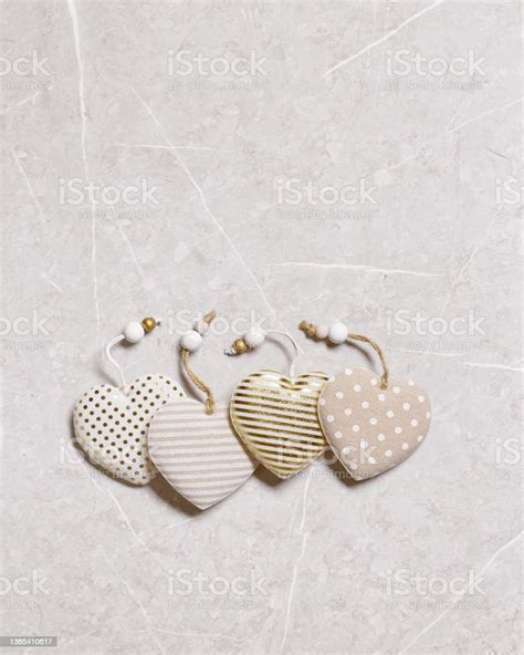 발렌타인 데이 컨셉 회색 대리석 테이블에 황금색 줄무늬 또는 점점이 있는 린넨 천의 부드러운 장난감 하트 4개 발렌타인 데이