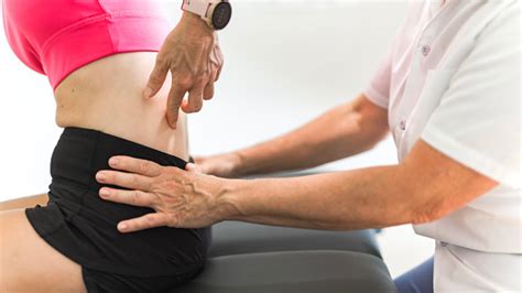 병원에서 스포티한 환자와 함께 일하는 노인 물리치료사 2명에 대한 스톡 사진 및 기타 이미지 2명 강사 건강 진단