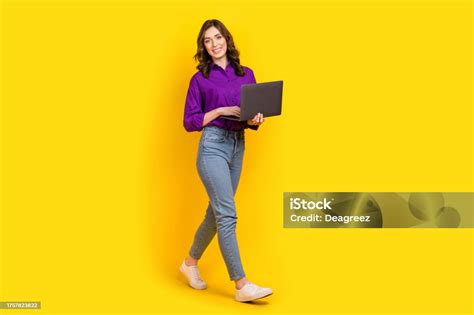 쾌활 한 예쁜 아가씨 사용 넷북 산책 빈 공간 노란색 배경 절연의 전신 프로필 사진 여자에 대한 스톡 사진 및 기타 이미지 여자 노란색 배경 컴퓨터 Istock