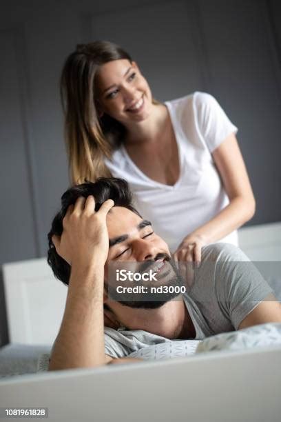 젊은 연인 들의 아름 다운 행복 한 부부는 사랑과 부드러움으로 집에서 실내 포옹 2명에 대한 스톡 사진 및 기타 이미지 2명