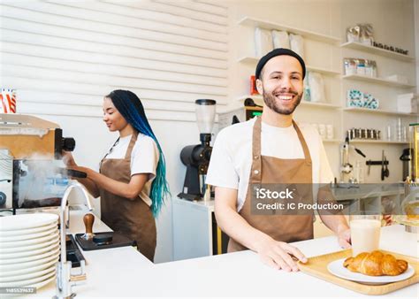 커피 숍에서 고객에게 커피와 음식을 제공하는 행복한 웨이터 2명에 대한 스톡 사진 및 기타 이미지 2명 개념 개념과 주제 Istock