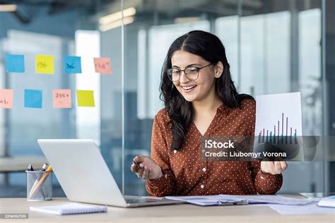 온라인 비즈니스 미팅 컨퍼런스 프레젠테이션 사무실 공간에서 노트북을 들고 책상에 앉아 일하는 사업가 웃고 그래프 판매 보고서를 보여주는 여자 성공적인 결과 달성 20 24
