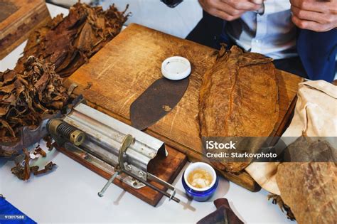 담배에서 전통적인 시가 만드는 과정의 기계 장치 및 보도 사용 하 여 자신의 손으로 나뭇잎 시가에 대한 스톡 사진 및 기타