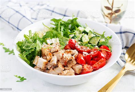 구운 닭고기 필레와 양상추 아루굴라 오이 토마토 치즈의 신선한 야채 샐러드 건강한 점심 메뉴 다이어트 음식 개념에 대한 스톡